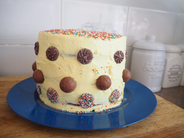 Easy Pinata Cake - This Is Cooking for Busy MumsThis Is Cooking for ...