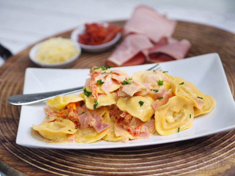 10 Minute Creamy Cheese Ravioli with Ham and Sun Dried Tomatoes - This ...