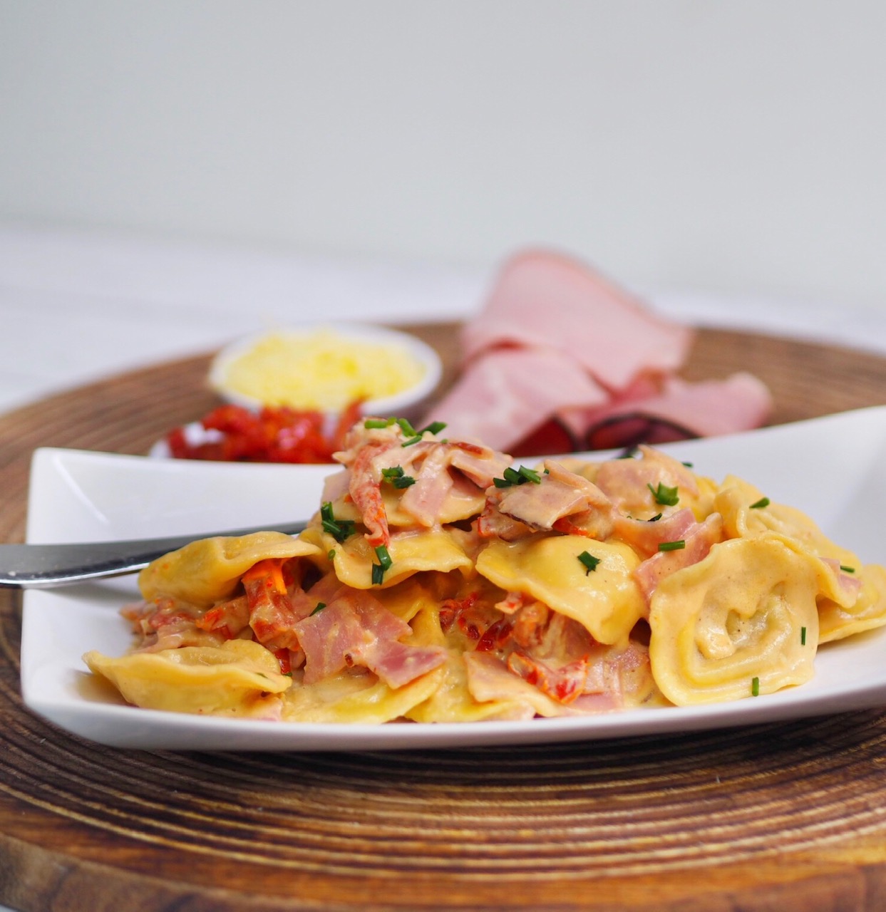 10 Minute Creamy Cheese Ravioli with Ham and Sun Dried Tomatoes - This ...